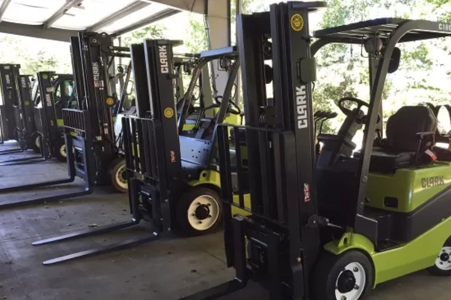 How Forklift Rentals Simplify Material Handling In Tight Spaces