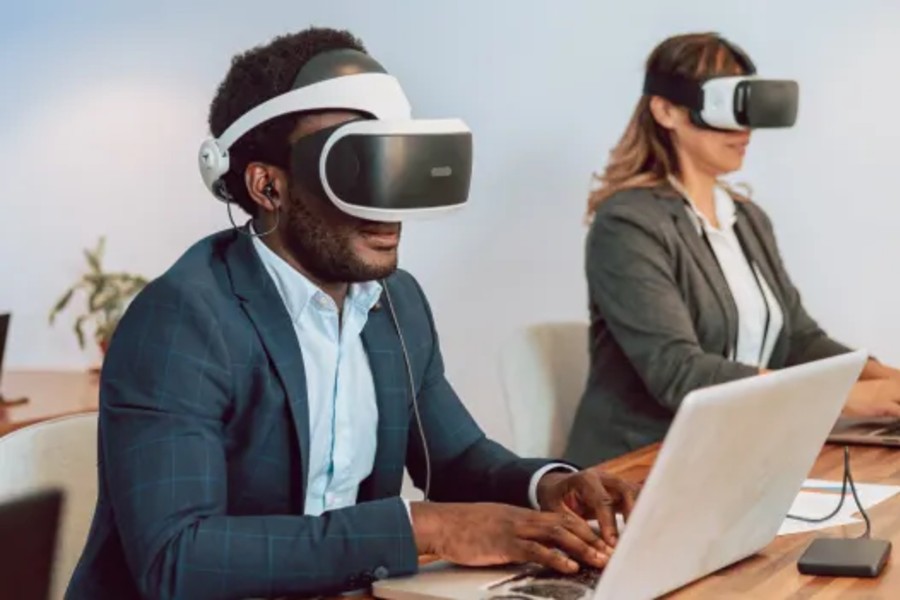 What Is Metaverse: Benefits & Use Cases